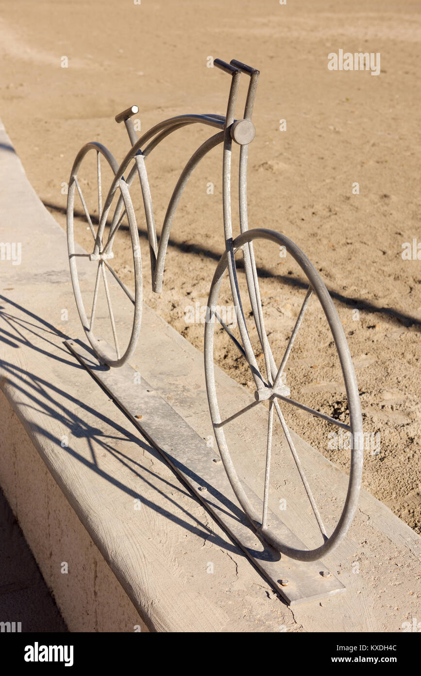 Bicycle statue/artwork on the beach Stock Photo - Alamy