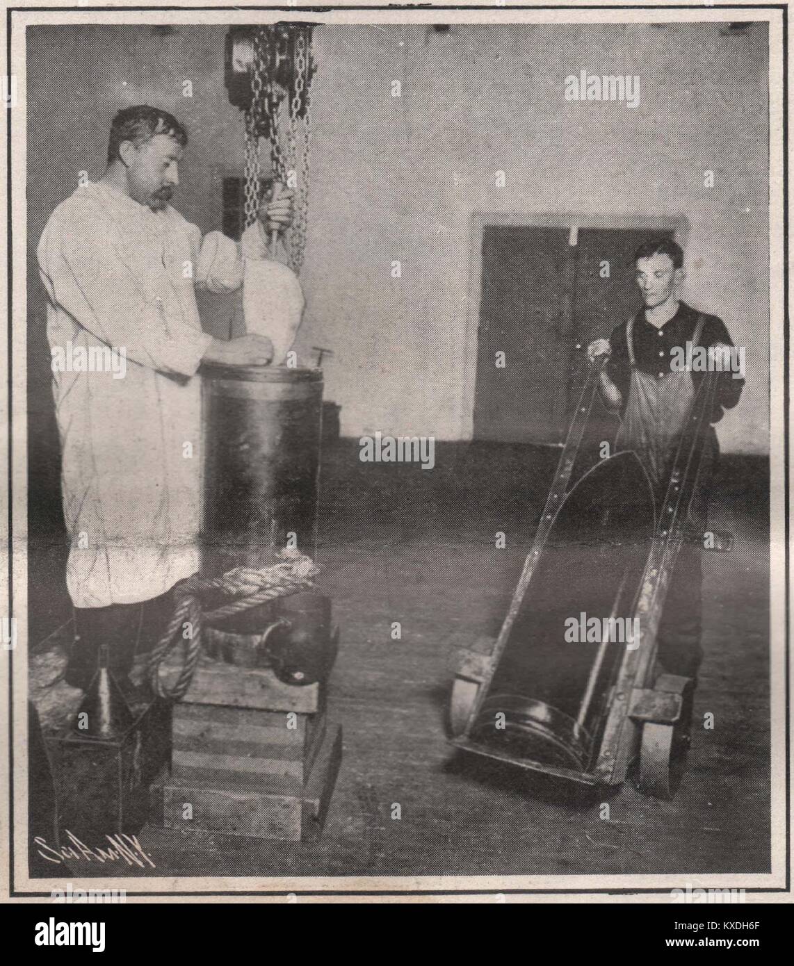 Bursting charge hi-res stock photography and images - Alamy