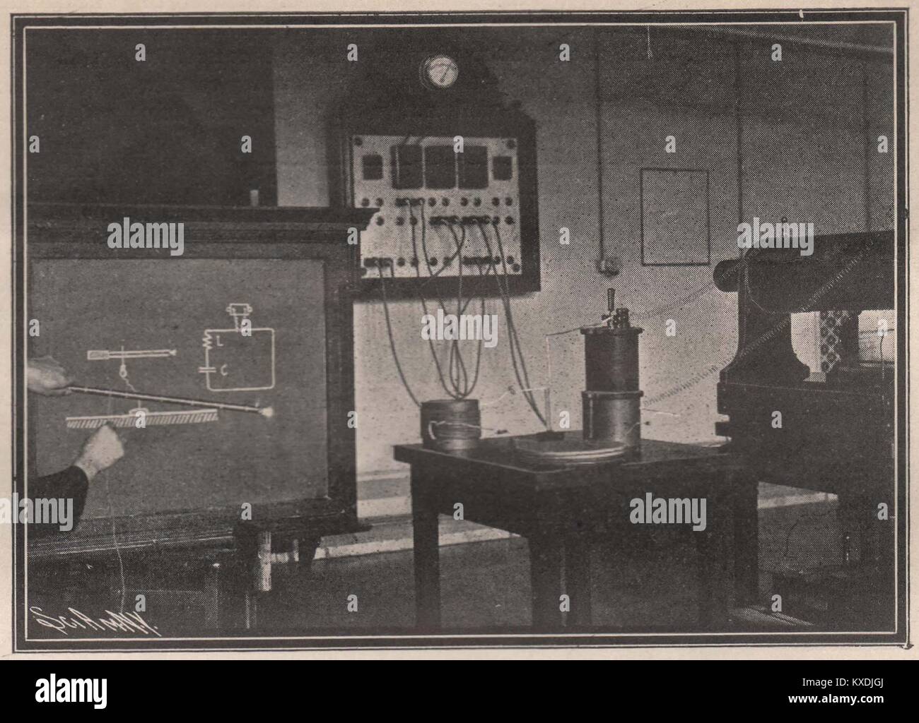 Wireless telegraphy hi-res stock photography and images - Alamy