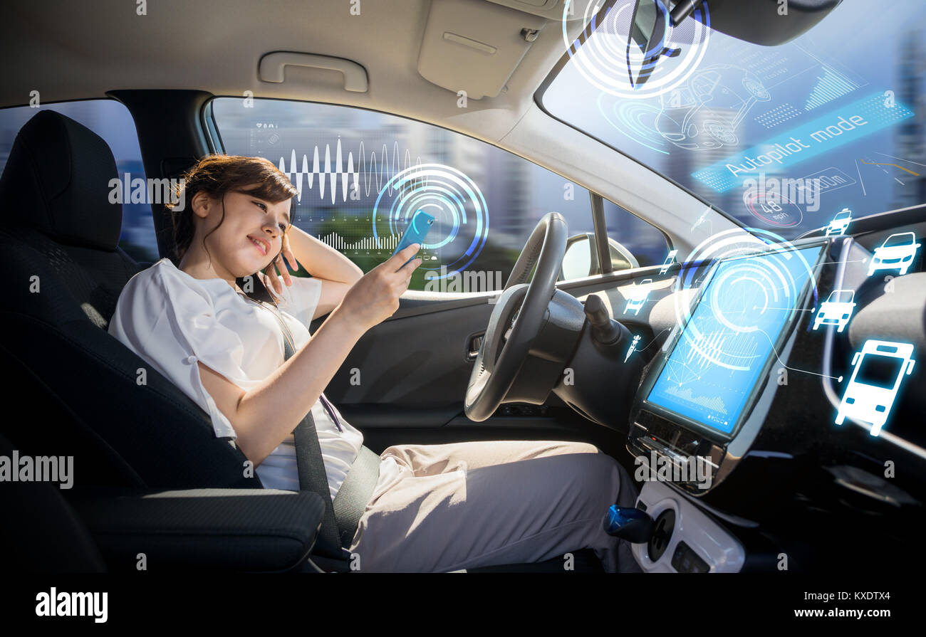 Woman driving and using smartphone hi-res stock photography and images ...