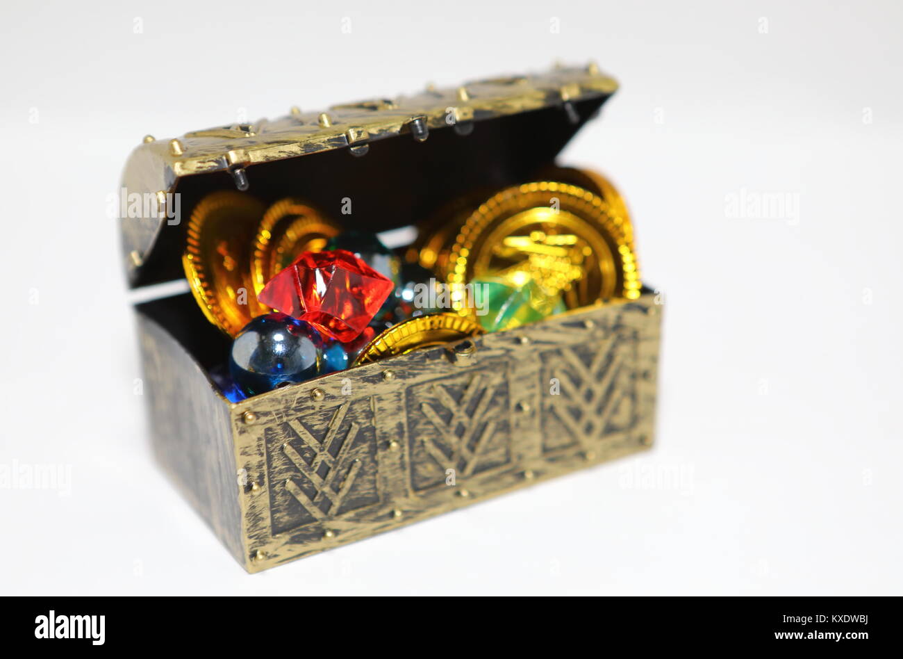 Gold coins and jewellery in treasure box Stock Photo - Alamy