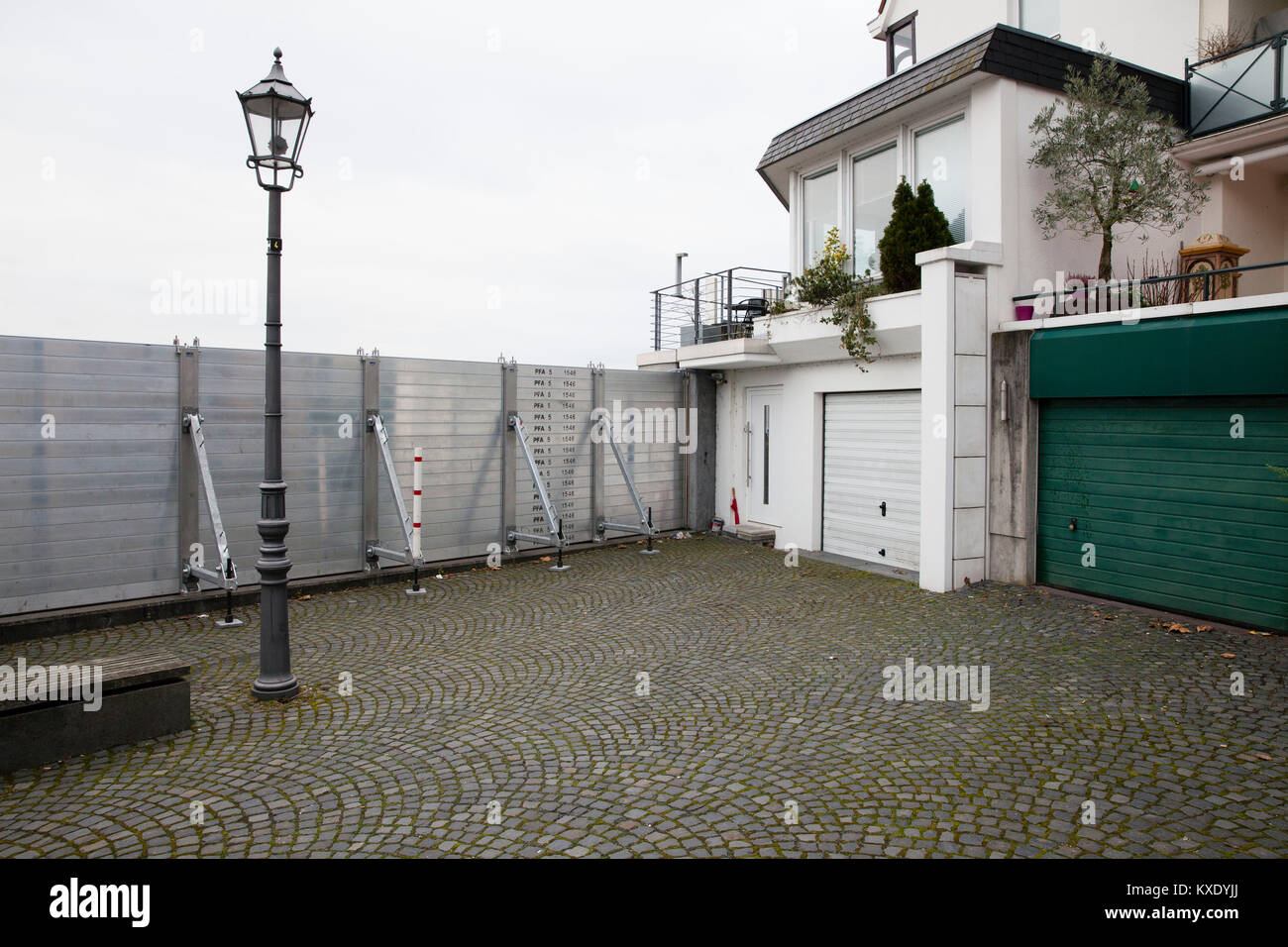 Mobile hochwasserschutzwand hi-res stock photography and images - Alamy