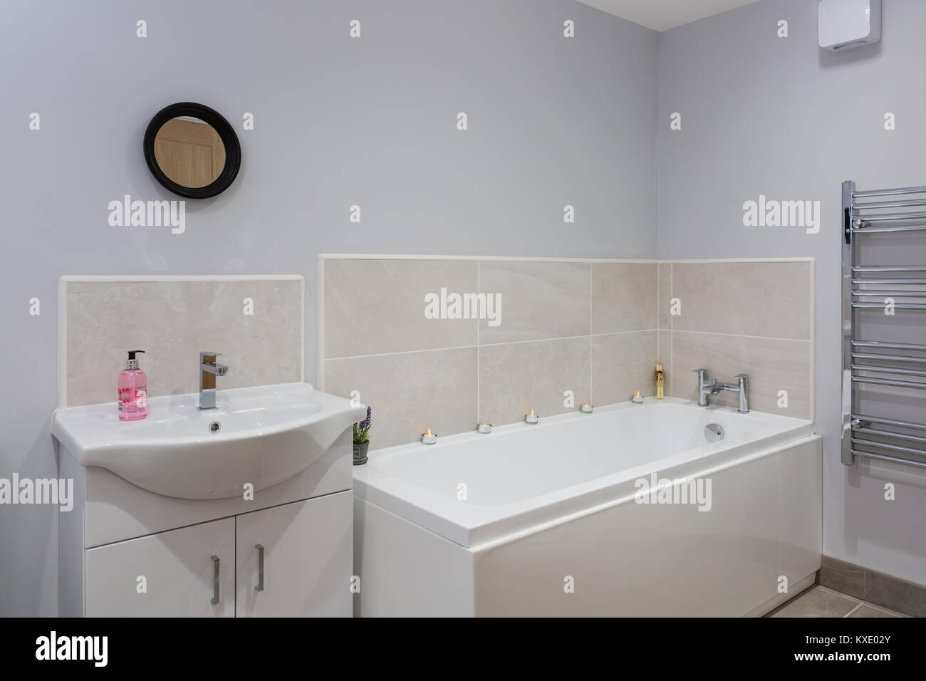 Clean modern white bath tub Stock Photo - Alamy