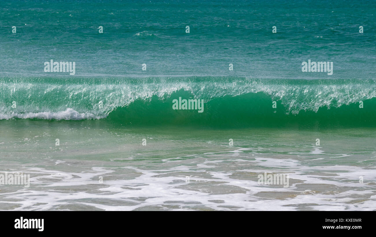 Breaking ocean waves Stock Photo - Alamy