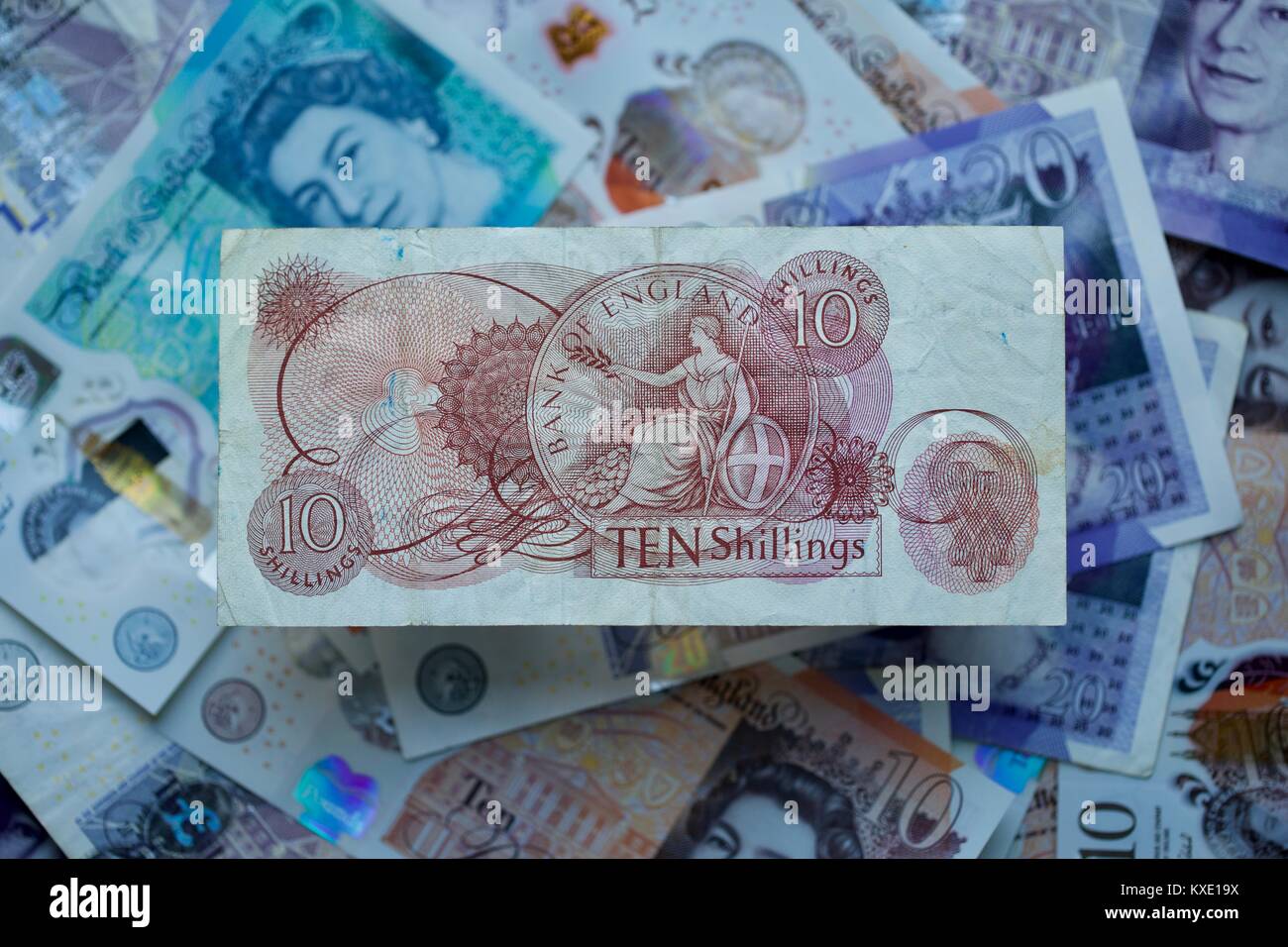 Bank of England 10 Shilling Banknote with the polymer bank notes in the ...