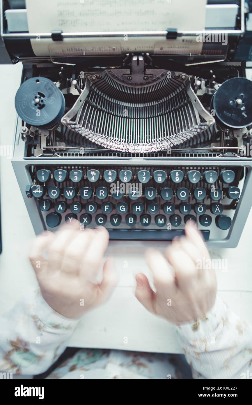 Overhead press machine hi-res stock photography and images - Alamy