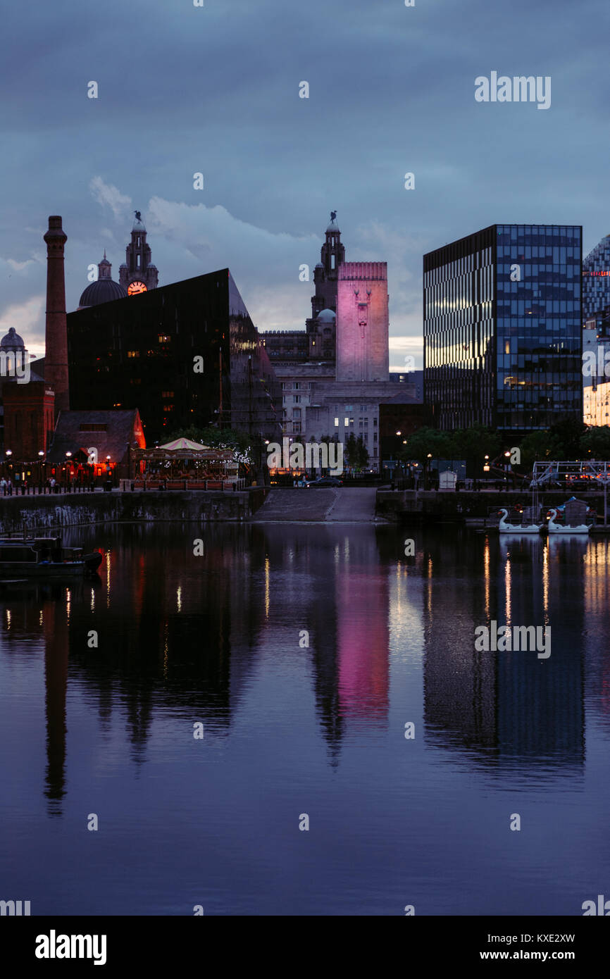 Albert dock lit up at night hi-res stock photography and images - Alamy