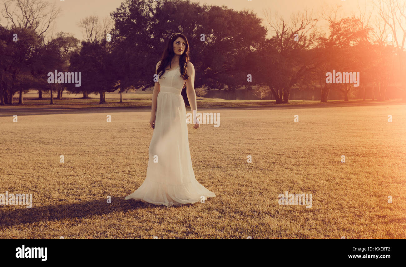 Model woman fashion outside hi-res stock photography and images - Alamy