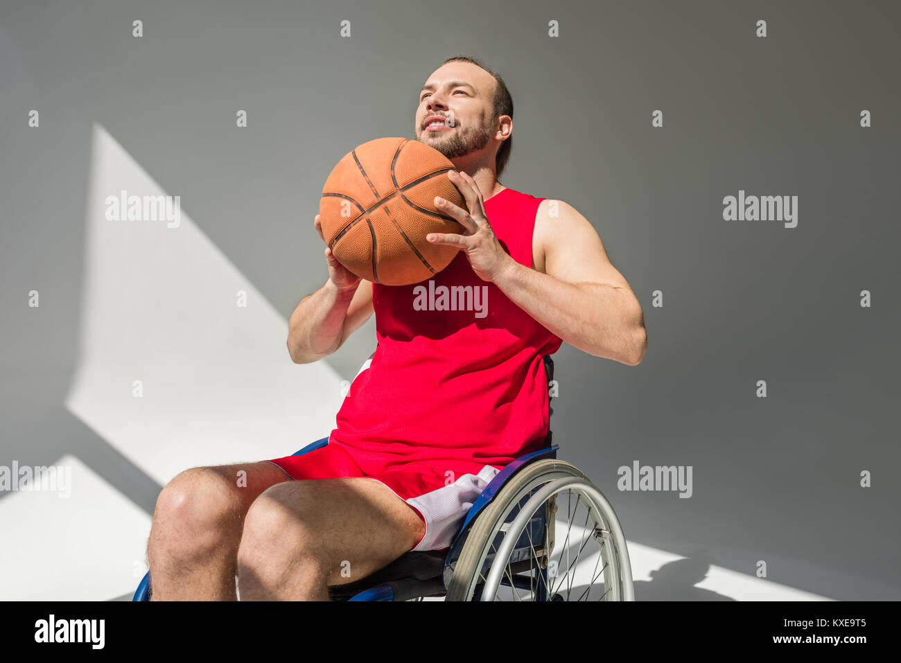 Disabled sportsman throwing basketball Stock Photo - Alamy
