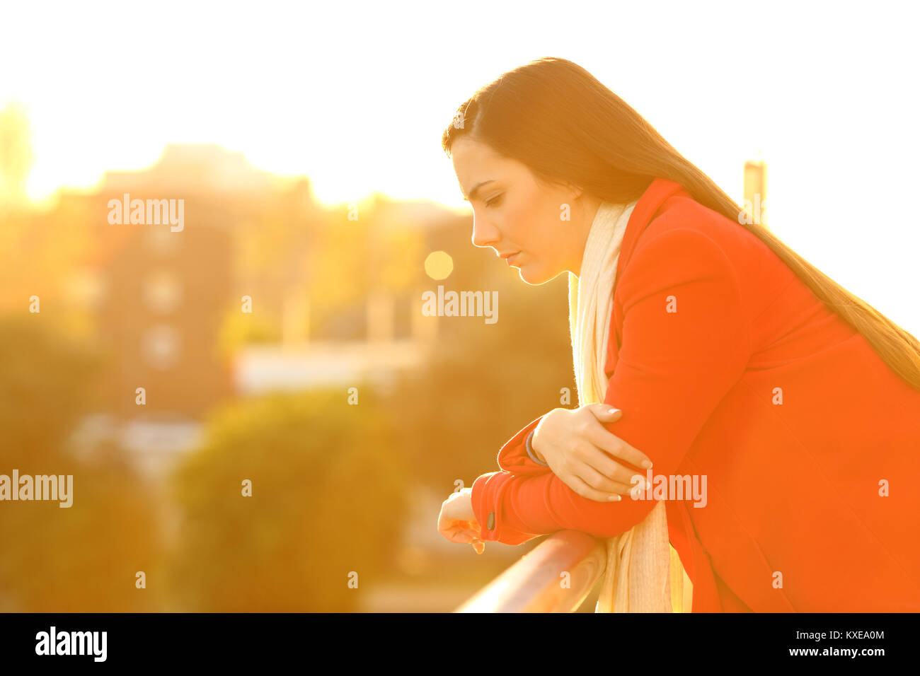 Girl side profile looking down hi-res stock photography and images - Alamy
