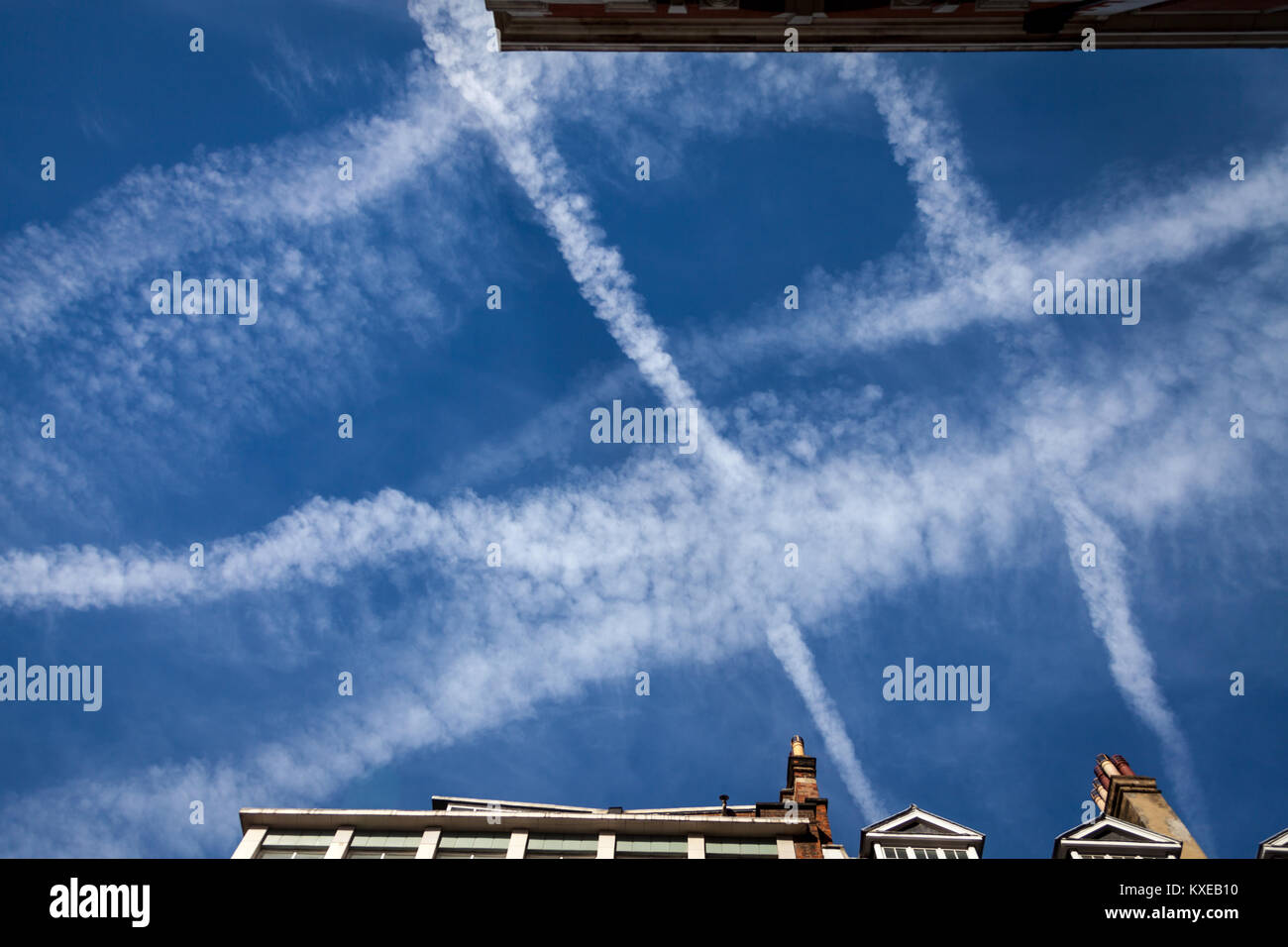 Criss cross of jet trails hi-res stock photography and images - Alamy