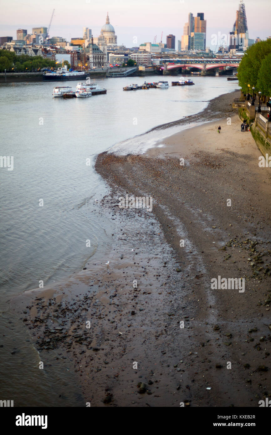 Beach along the river thames hi-res stock photography and images - Alamy