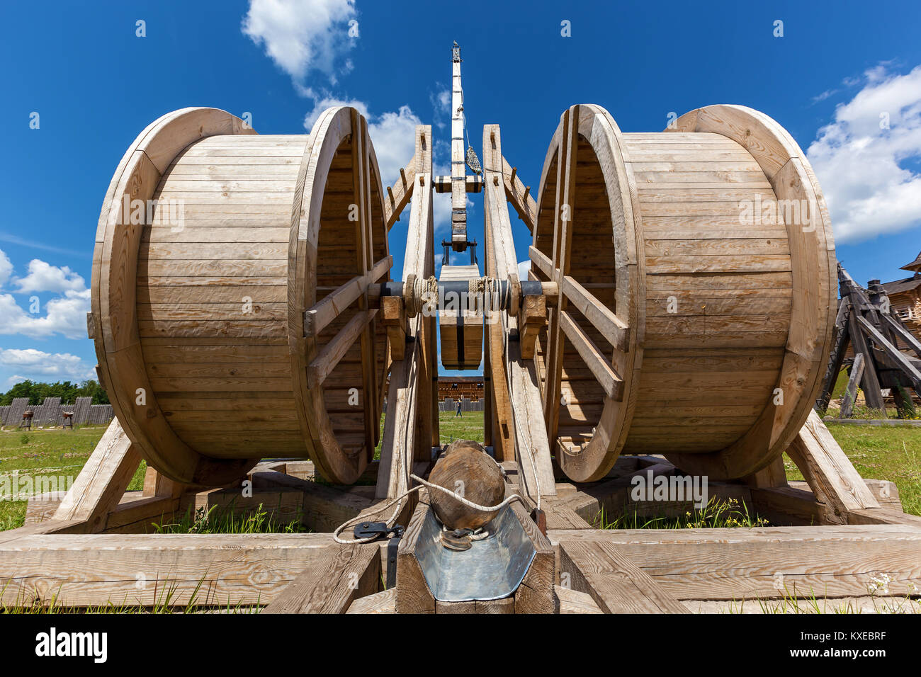 Wooden catapult on the sky background. Catapult Stock Photo - Alamy