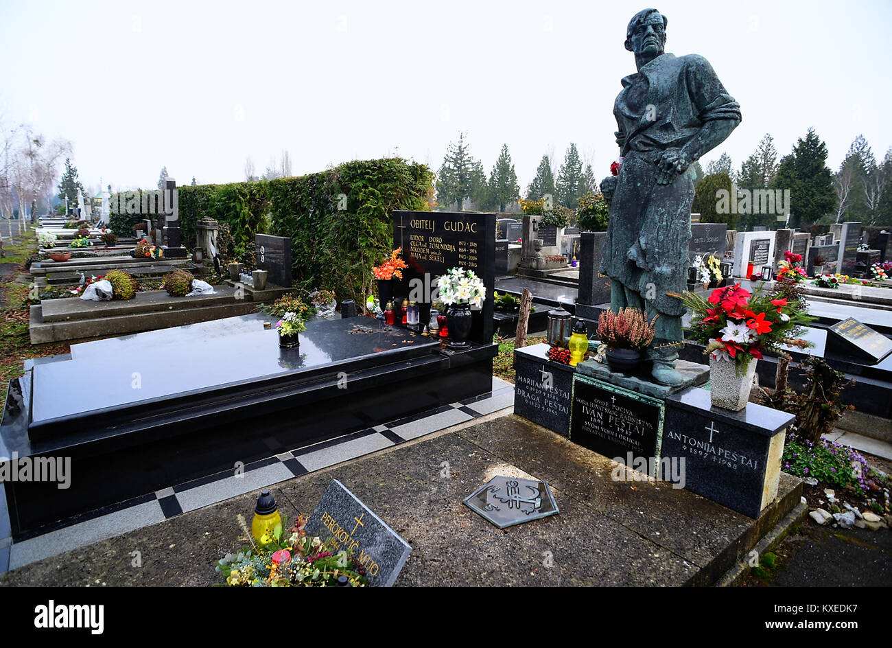 Croatia zagreb cemetery statue hi-res stock photography and images - Alamy