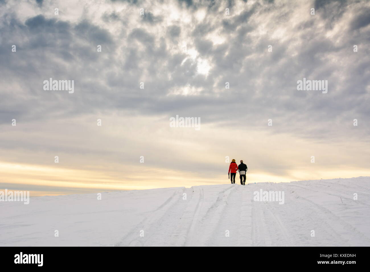 Couple hikers on mountain trail hi-res stock photography and images - Alamy