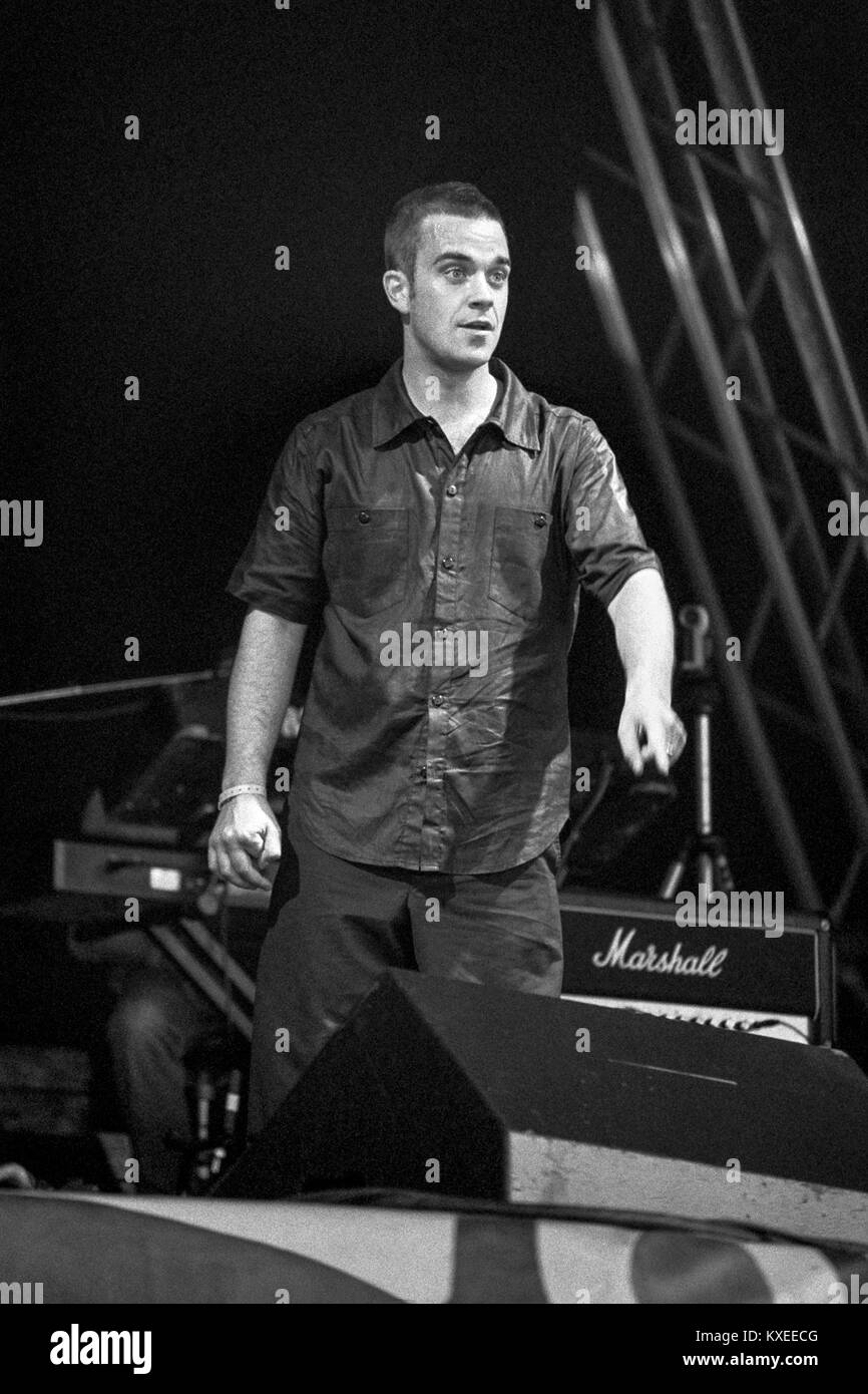 Robbie Williams performing at the Glastonbury Festival 1998. Worthy ...