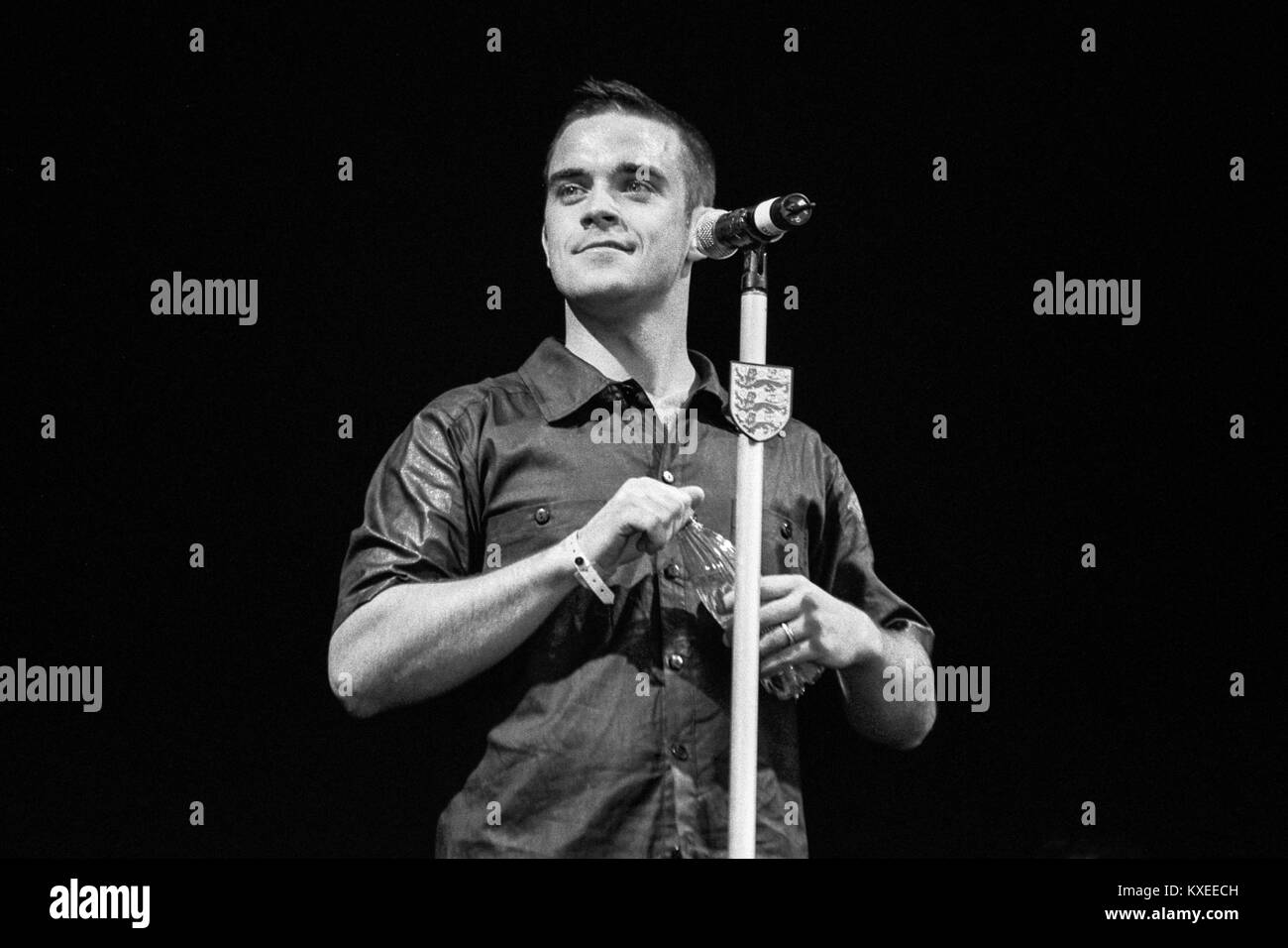 Robbie Williams performing at the Glastonbury Festival 1998. Worthy ...