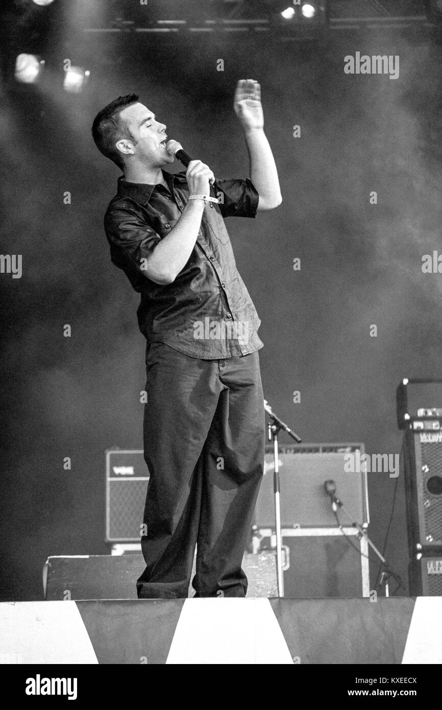 Robbie Williams performing at the Glastonbury Festival 1998. Worthy ...