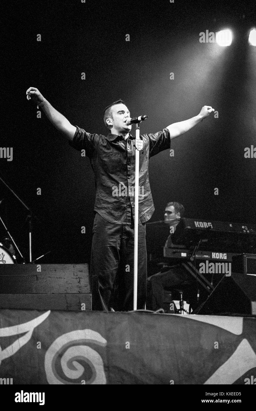 Robbie williams live 1998 hi-res stock photography and images - Alamy