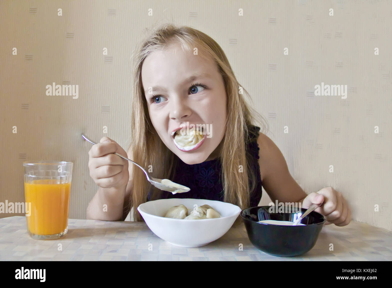 Photo of eating cute girl with blond hair Stock Photo - Alamy