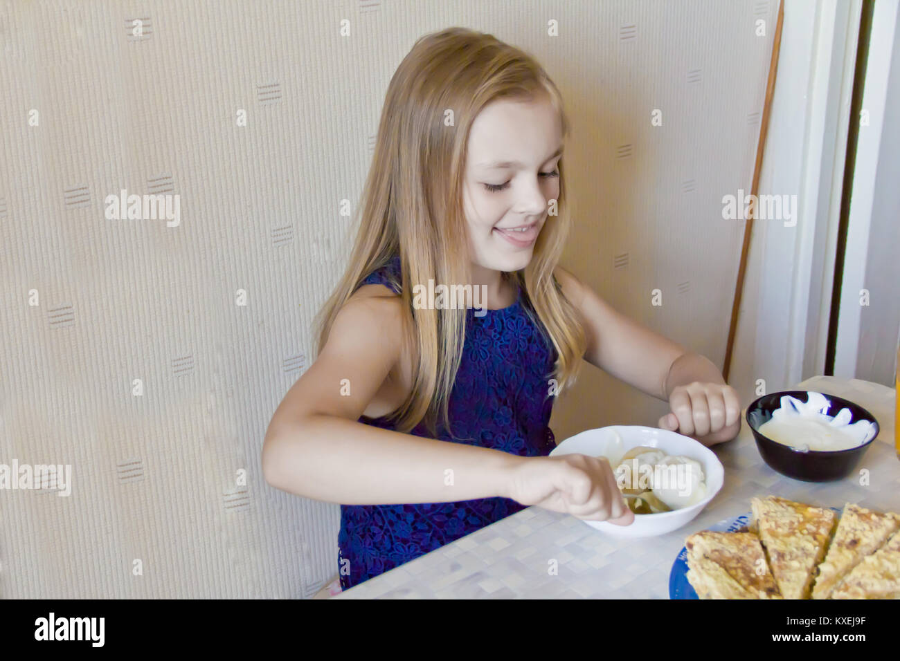 Photo of eating cute girl with blond hair Stock Photo - Alamy