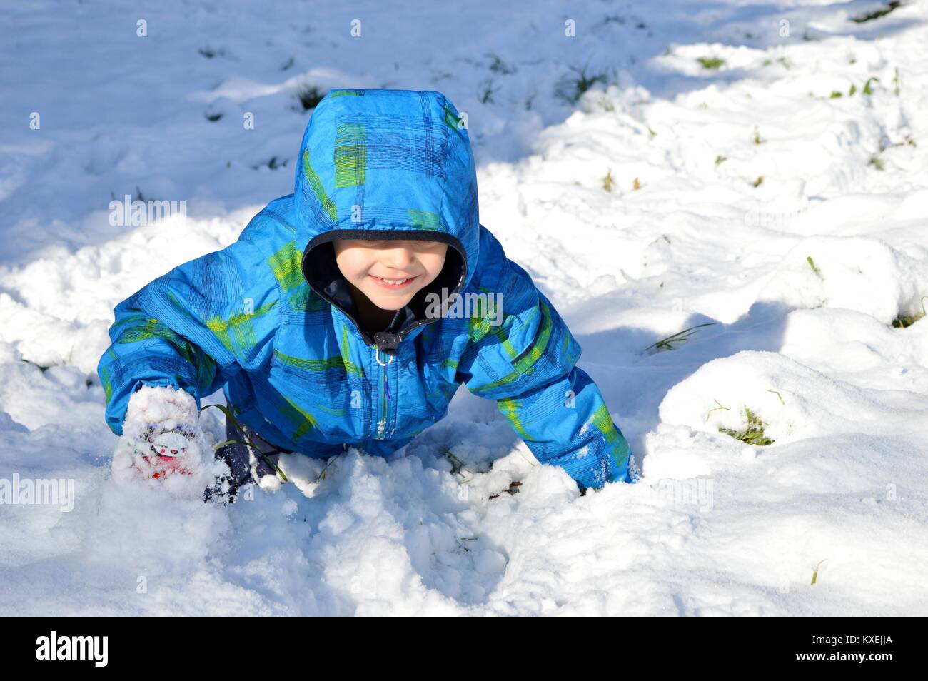 a child in the snow Stock Photo - Alamy