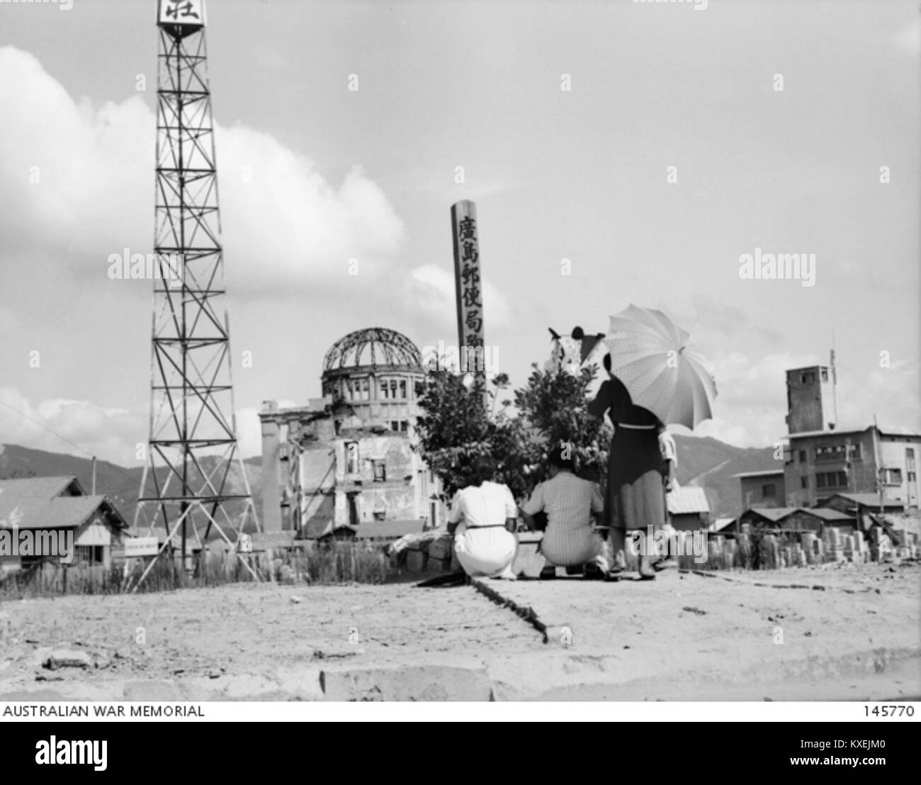 Hiroshima japan august 1945 Black and White Stock Photos & Images - Alamy