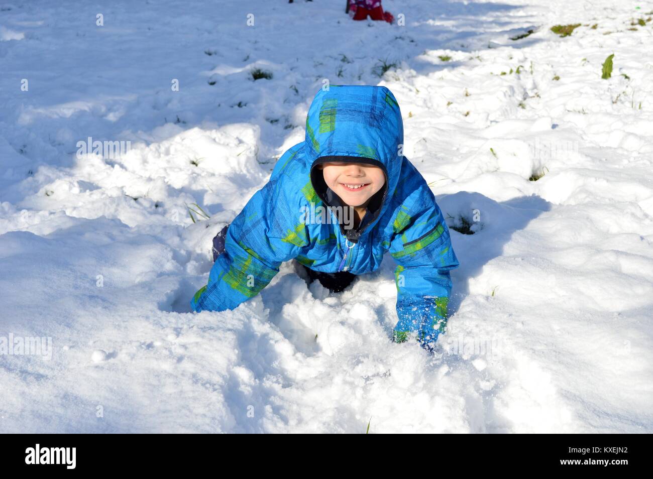 a child in the snow Stock Photo - Alamy