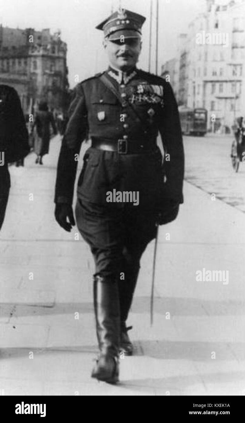 Photograph of Aleksander Freyd wearing an army uniform, depicting a ...