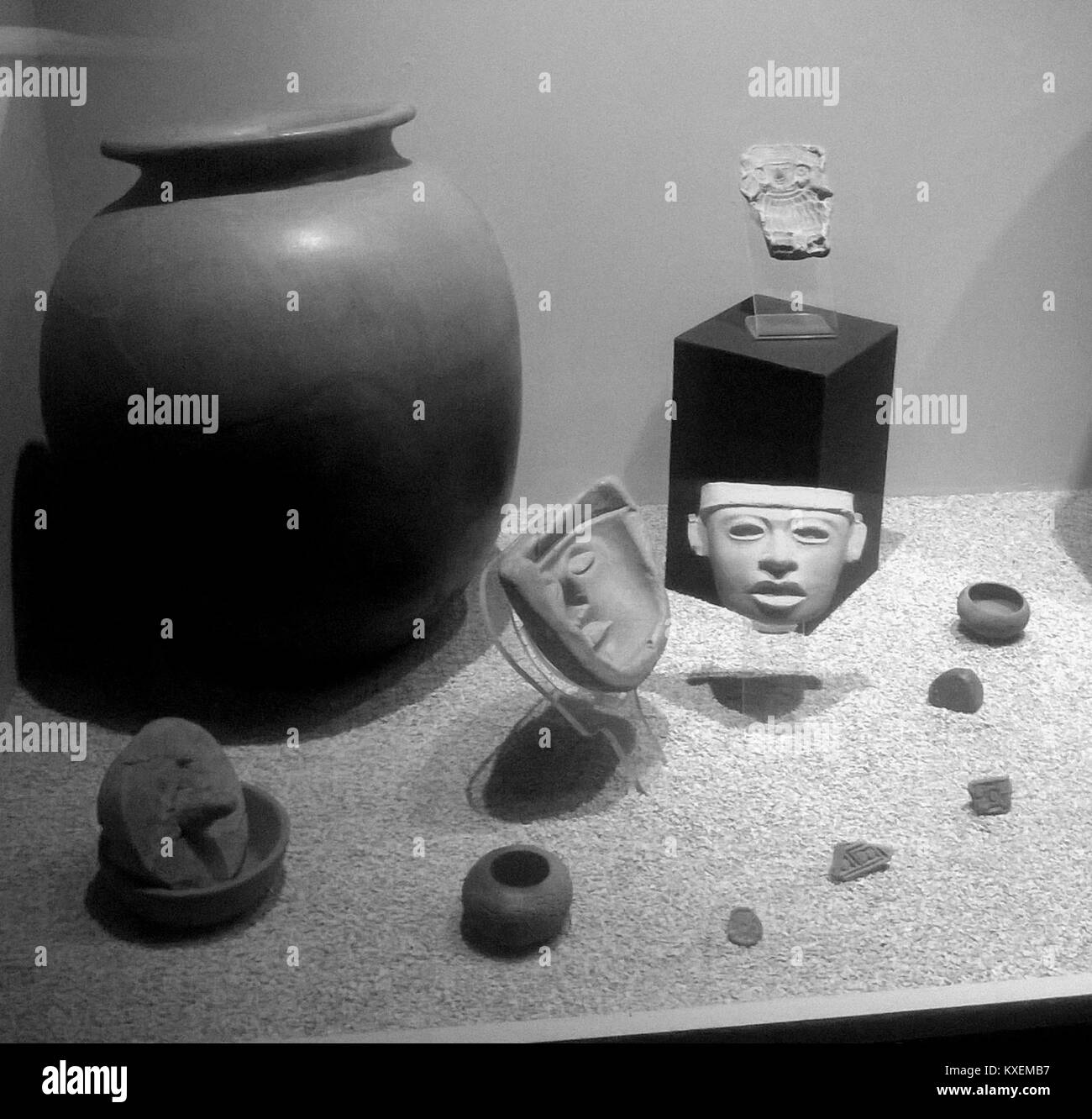 Archaeology displays Black and White Stock Photos & Images - Alamy