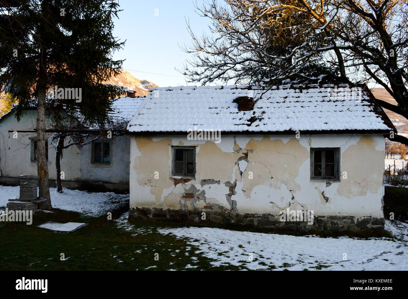Old ruined abandoned house hi-res stock photography and images - Alamy