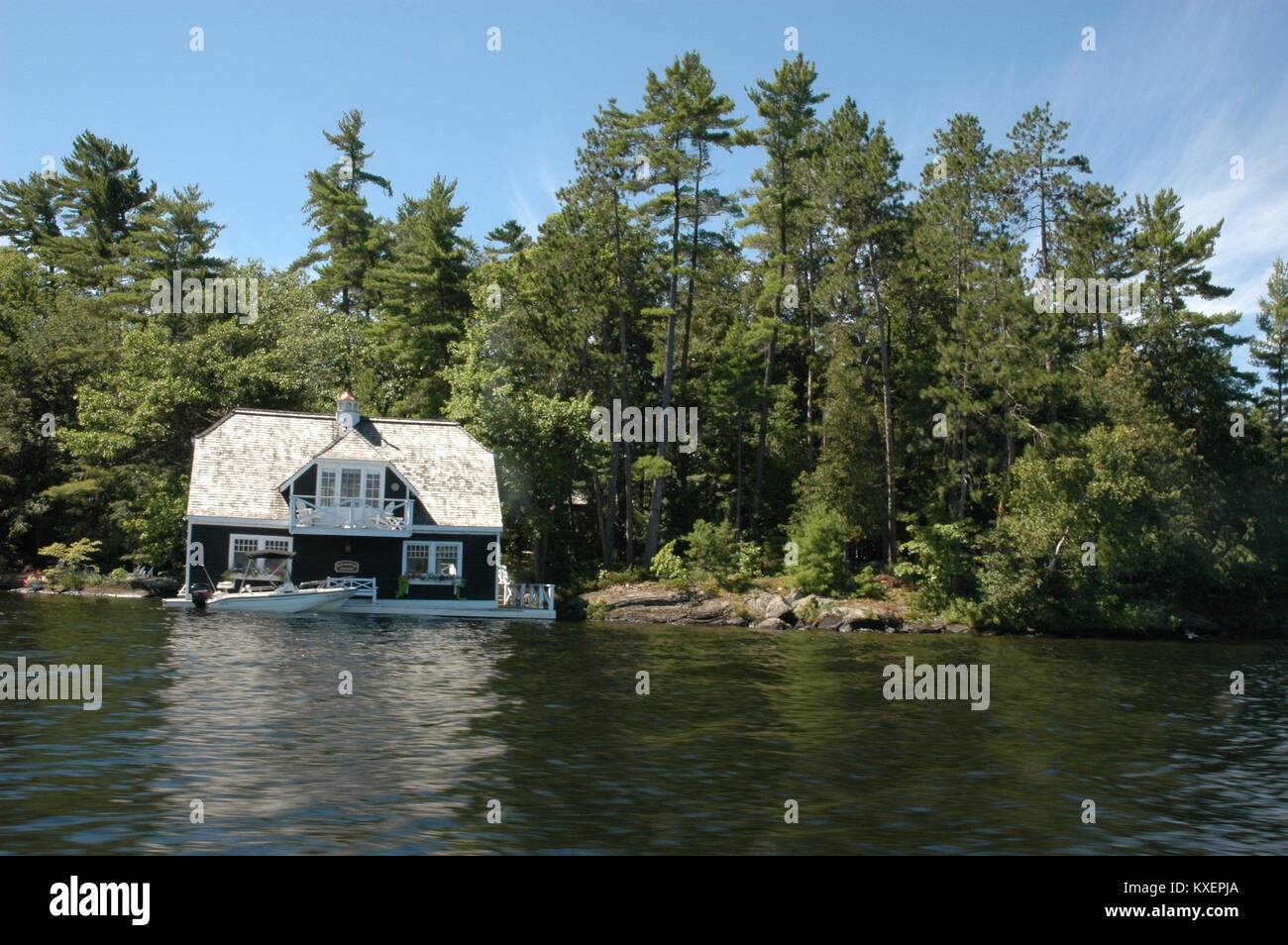 Lakeside home canada hi-res stock photography and images - Alamy