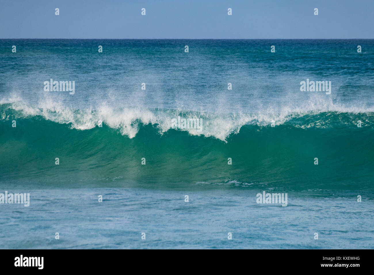 Breaking ocean waves Stock Photo - Alamy