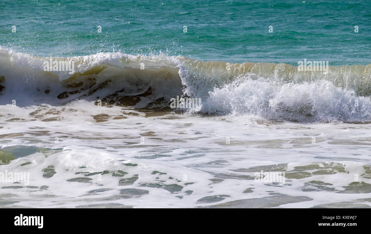 Breaking ocean waves Stock Photo - Alamy