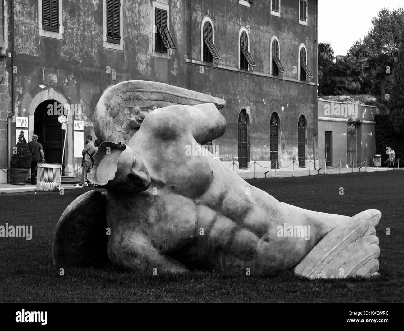 Fallen angel statue hi-res stock photography and images - Alamy