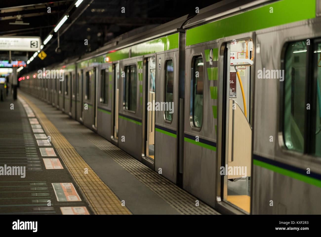 Keio Line stopping at Sasazuka Station, Shibuya-Ku, Tokyo, Japan Stock ...