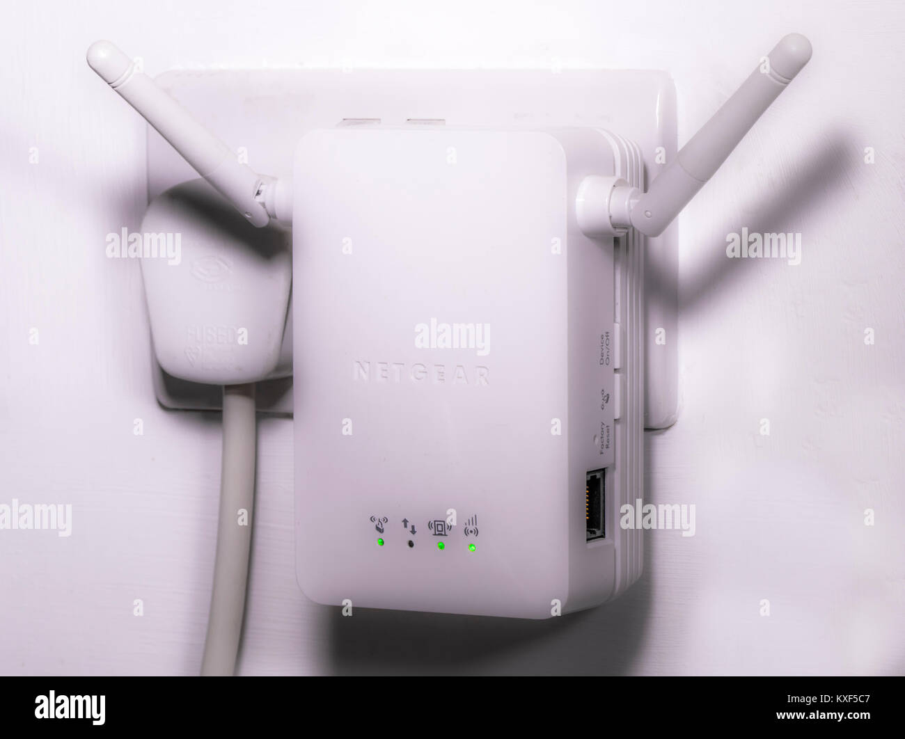 Netgear wifi / wi-fi wireless internet extender, with twin antennas ...