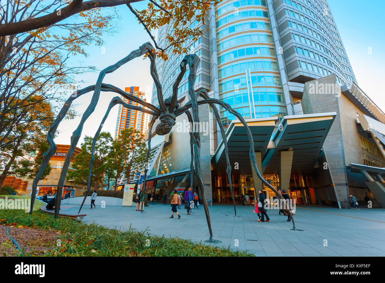 Maman sculpture louise bourgeois mori hi-res stock photography and ...