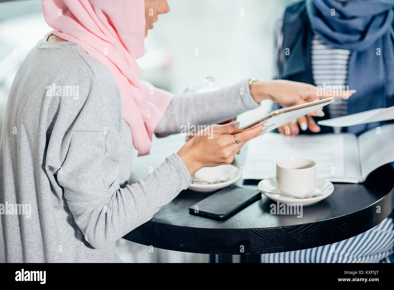 Arabic girl reading hi-res stock photography and images - Alamy