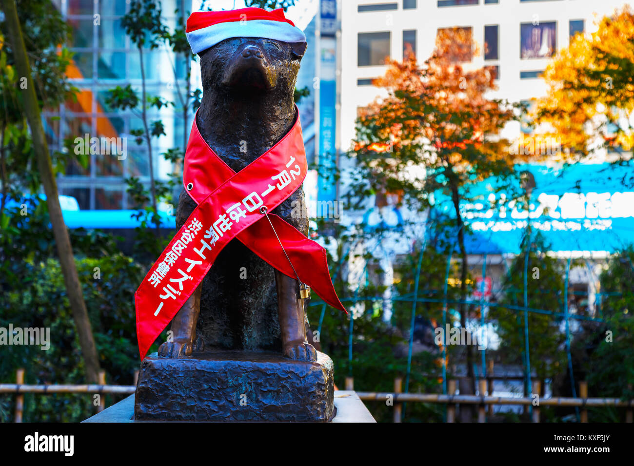 TOKYO, JAPAN - NOVEMBER 28 2015: Hachiko statue at Shibuya station, the ...