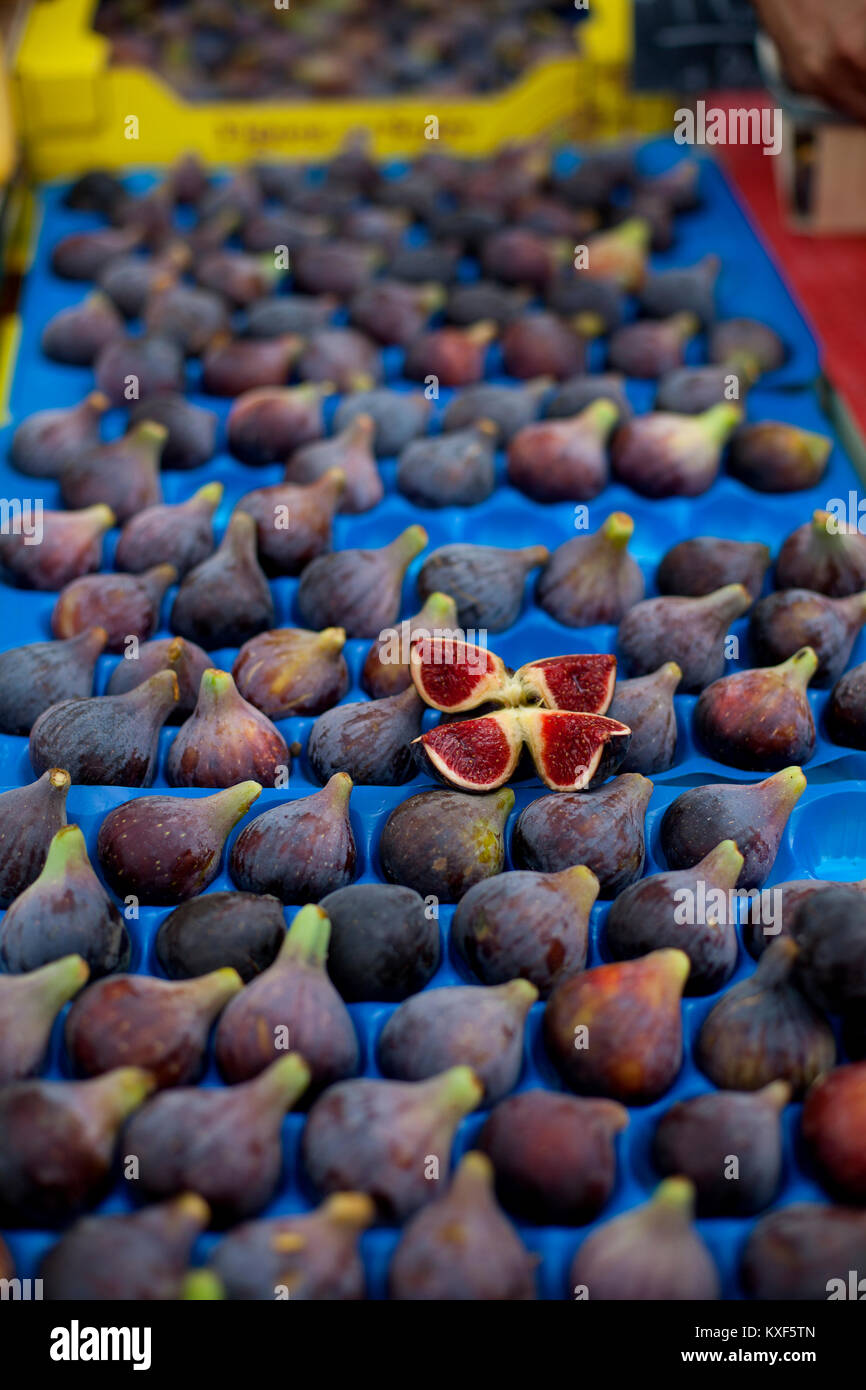 Fresh figs in a market in Provence, France Stock Photo - Alamy