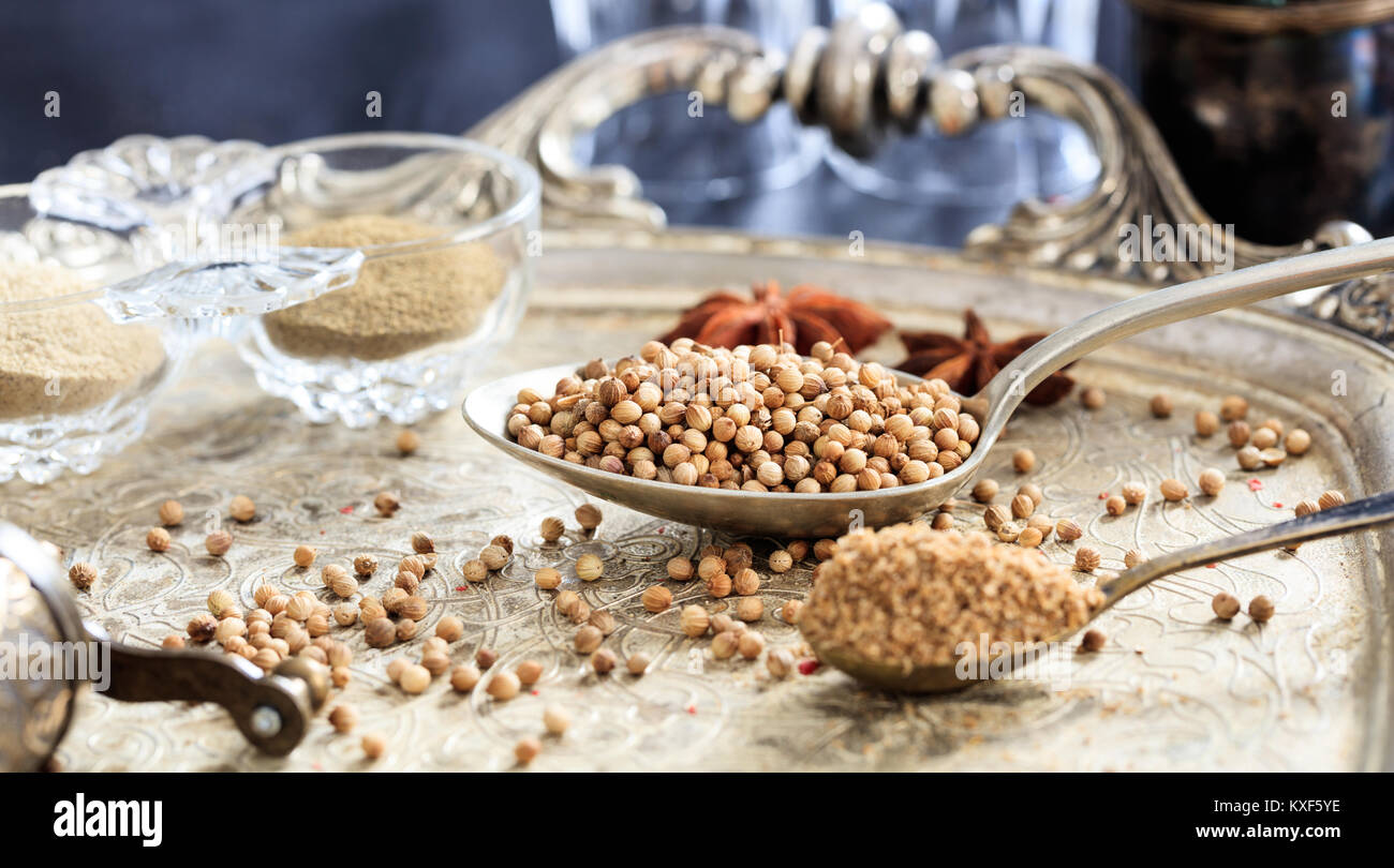 Coriander seeds and powder in spoons Stock Photo - Alamy