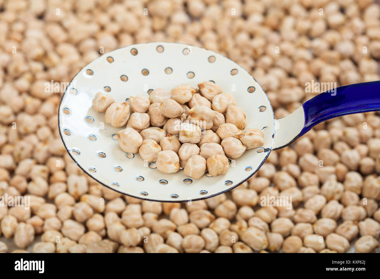 Metallic spoon on raw chick peas background Stock Photo - Alamy