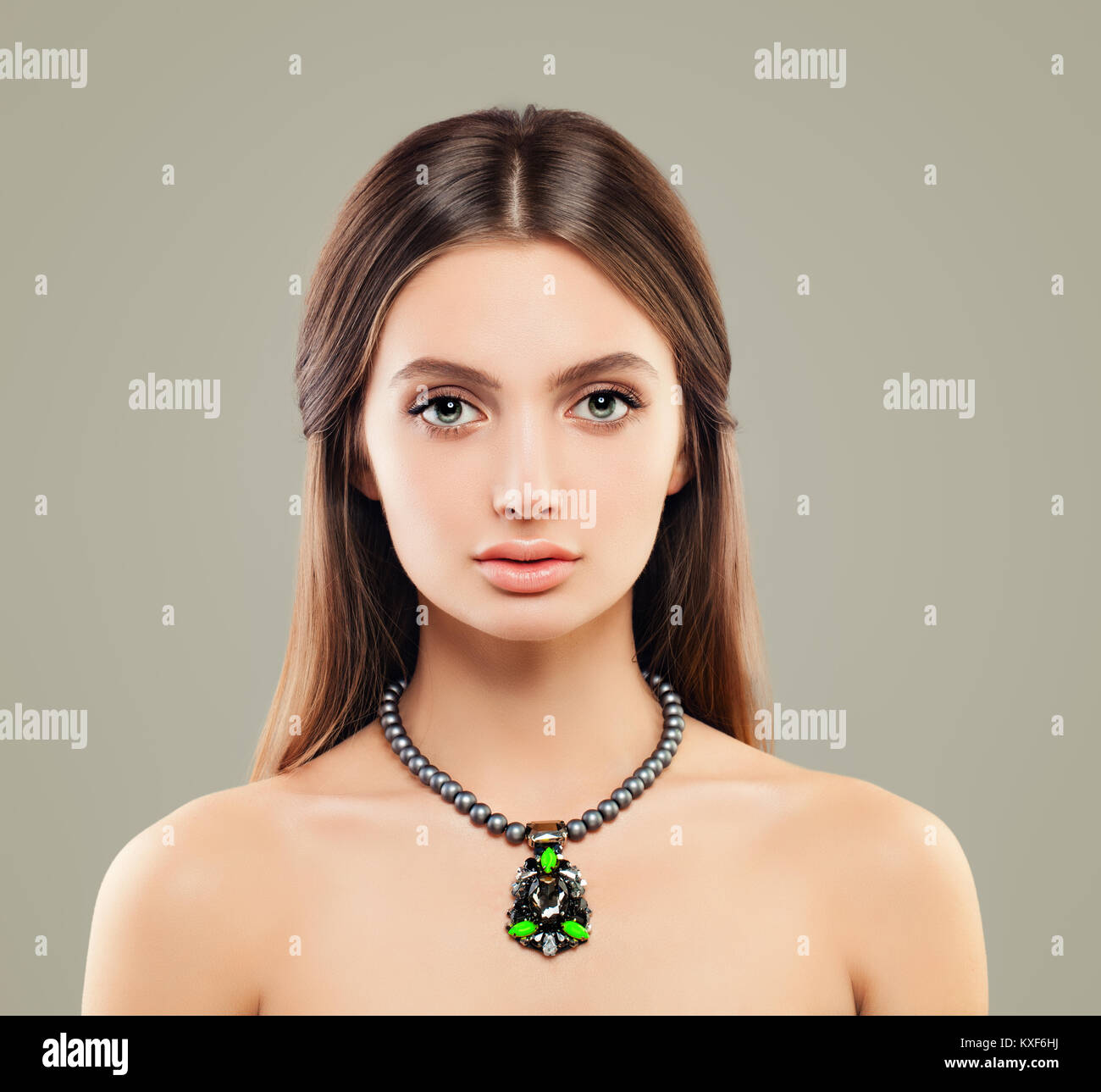 Lady wearing diamond necklace hi-res stock photography and images - Alamy