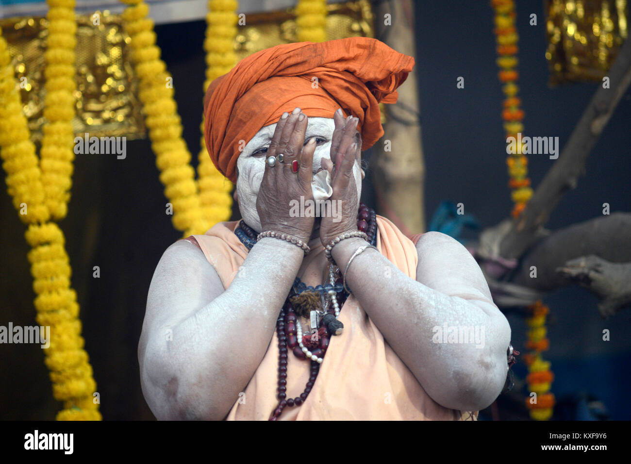 Kolkata, India. 09th Jan, 2018. Holy woman play sankha traditional ...