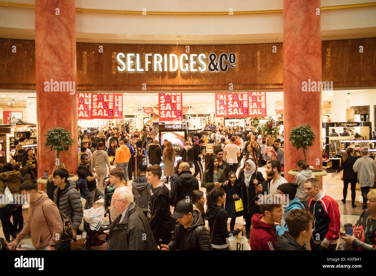 Shoppers at Selfridges at the Manchester Intu Trafford Park Stock Photo ...