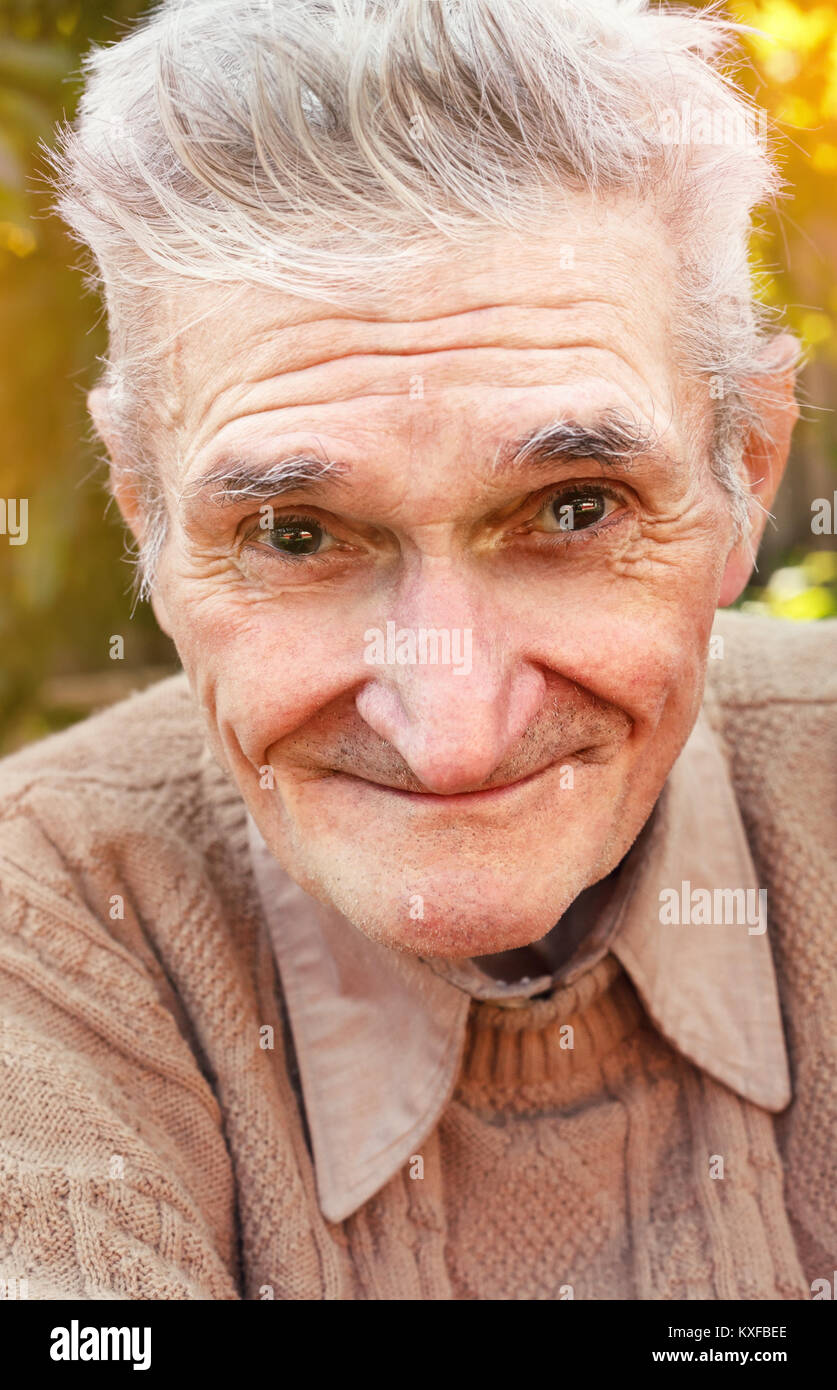 Wrinkled face smiling old man hi-res stock photography and images - Alamy