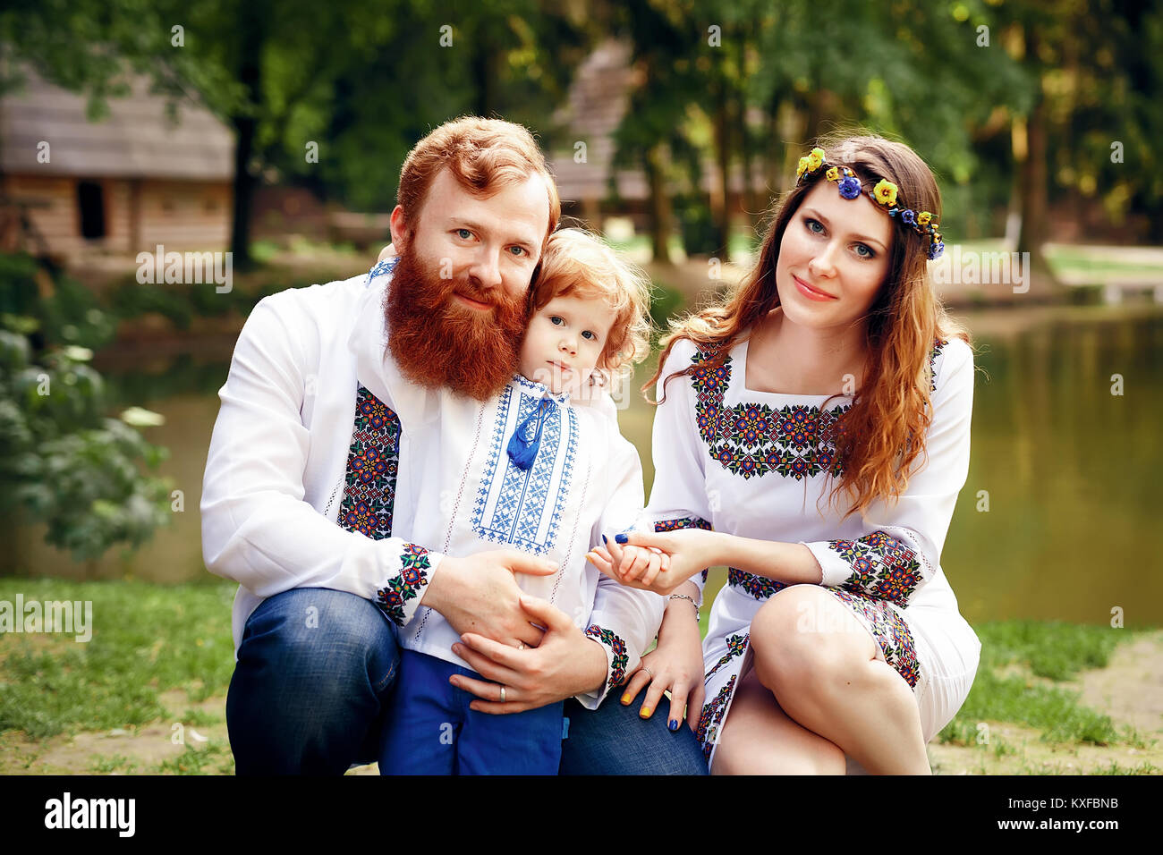 Happy ukrainian family with little son in traditional ukrainian dress ...