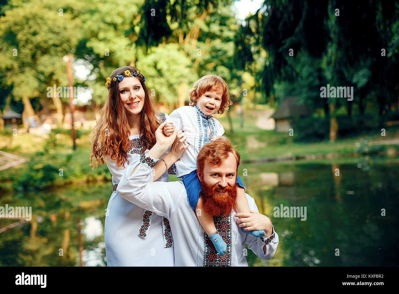 Happy ukrainian family with little son in traditional ukrainian dress ...