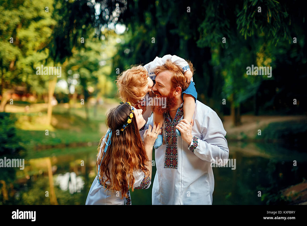 Happy ukrainian family with little son in traditional ukrainian dress ...